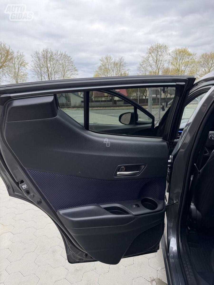 Grey Toyota C-HR 2017 in Panevezys, with an engine capacity of 1.80 L and mileage of 167 thousand km for 14999 €, photo 15 on AUTOMOTO.COM.LV