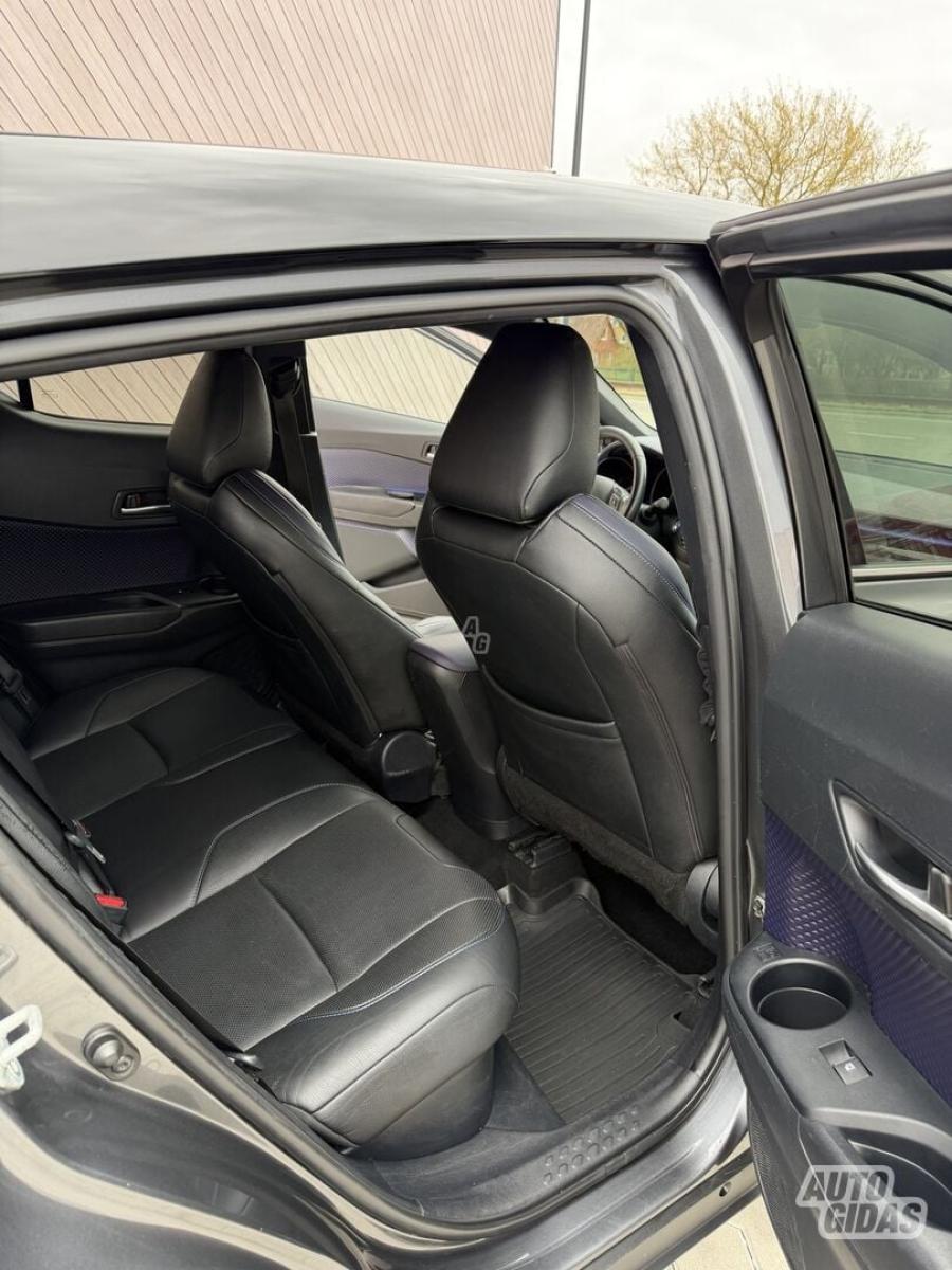 Grey Toyota C-HR 2017 in Panevezys, with an engine capacity of 1.80 L and mileage of 167 thousand km for 14999 €, photo 19 on AUTOMOTO.COM.LV