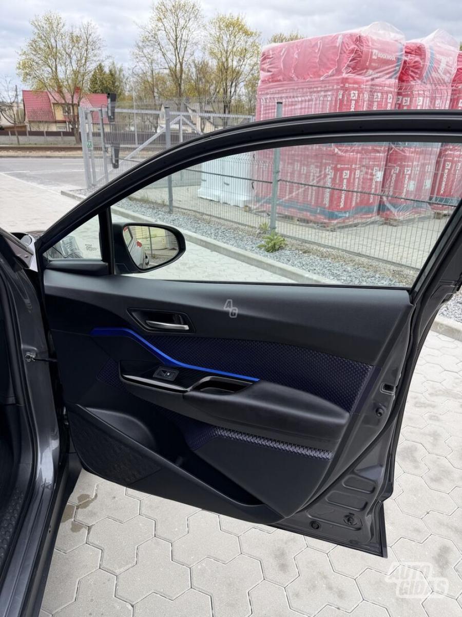 Grey Toyota C-HR 2017 in Panevezys, with an engine capacity of 1.80 L and mileage of 167 thousand km for 14999 €, photo 22 on AUTOMOTO.COM.LV