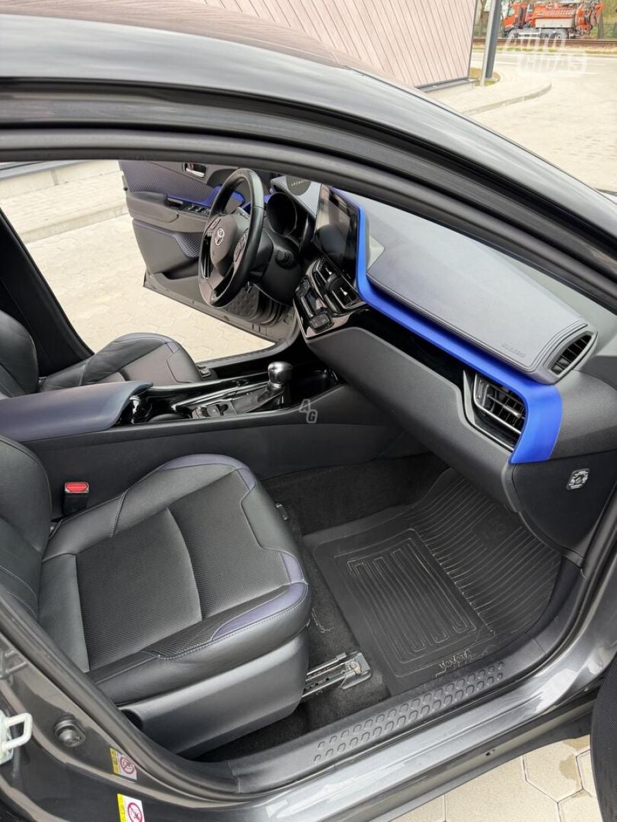 Grey Toyota C-HR 2017 in Panevezys, with an engine capacity of 1.80 L and mileage of 167 thousand km for 14999 €, photo 23 on AUTOMOTO.COM.LV