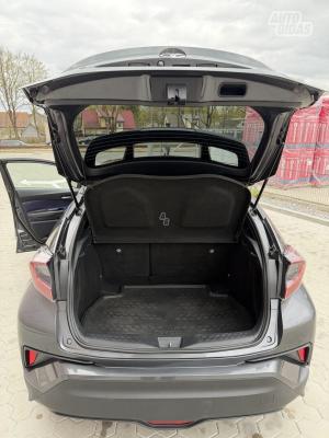 Grey Toyota C-HR 2017 in Panevezys, with an engine capacity of 1.80 L and mileage of 167 thousand km for 14999 €, photo 25 on AUTOMOTO.COM.LV