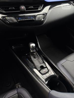 Grey Toyota C-HR 2017 in Panevezys, with an engine capacity of 1.80 L and mileage of 167 thousand km for 14999 €, photo 28 on AUTOMOTO.COM.LV