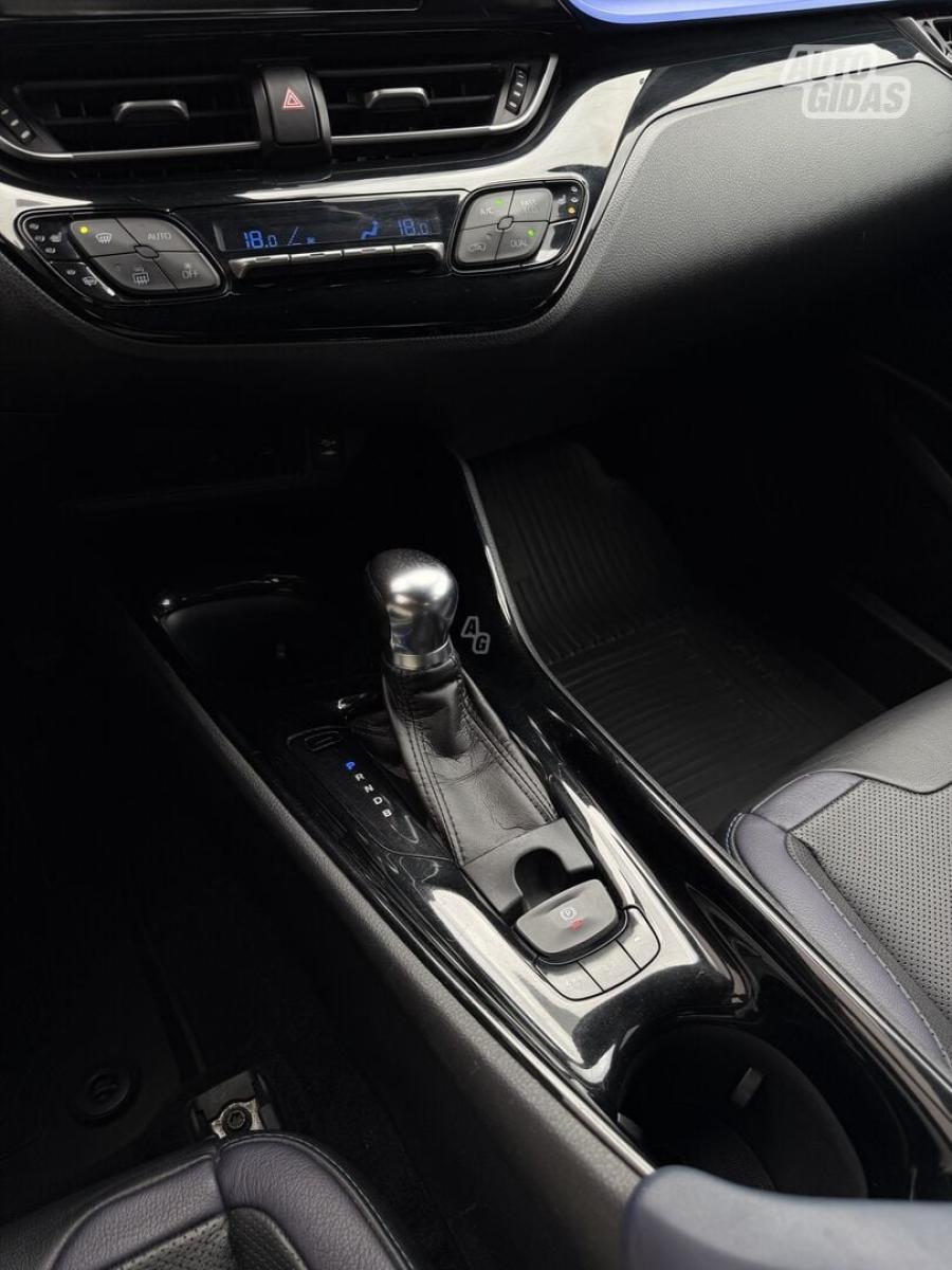Grey Toyota C-HR 2017 in Panevezys, with an engine capacity of 1.80 L and mileage of 167 thousand km for 14999 €, photo 28 on AUTOMOTO.COM.LV
