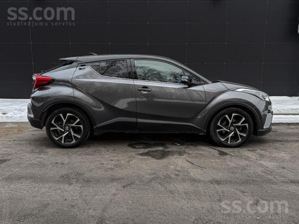 Grey Toyota C-HR 2017 in Jelgava, with an engine capacity of 1.80 L and mileage of 0 thousand km for 13700 €, photo 4 on AUTOMOTO.COM.LV