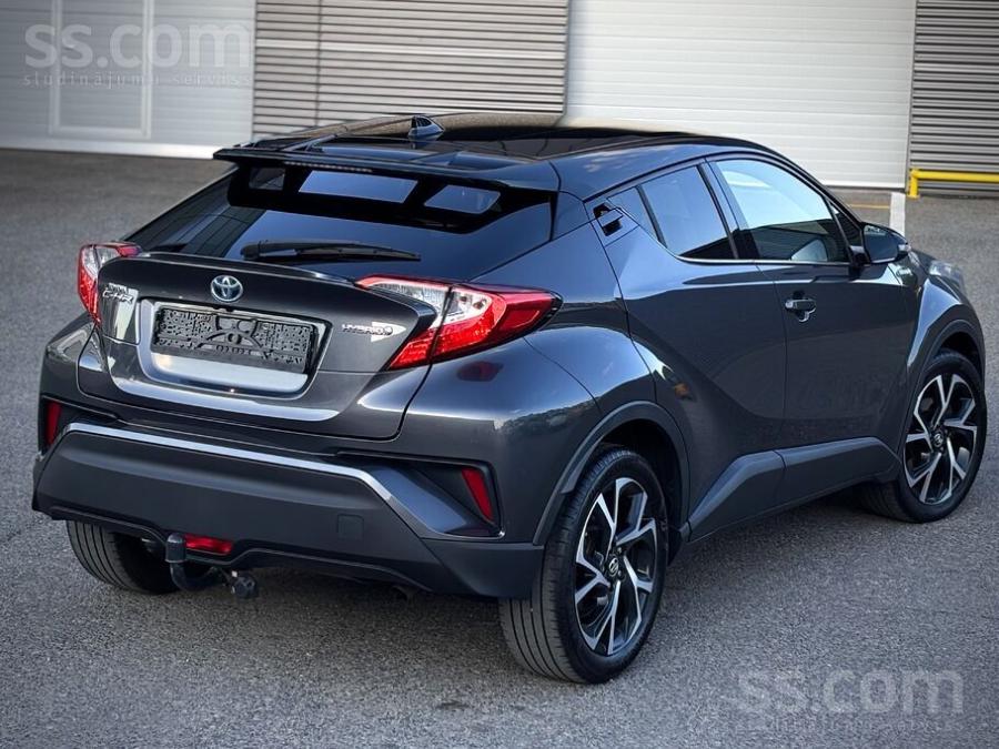 Серый Тойота C-HR 2017 в Рига, объемом двигателя 1.80 л и пробегом 177 тыс. км за 14999 €, фото 3 на AUTOMOTO.COM.LV