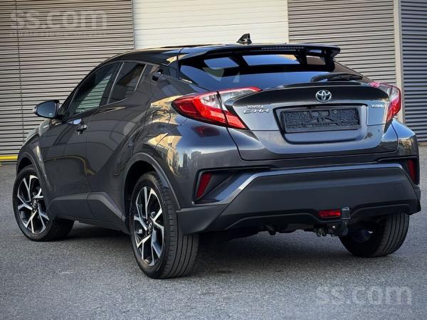 Grey Toyota C-HR 2017 in Riga, with an engine capacity of 1.80 L and mileage of 177 thousand km for 14999 €, photo 4 on AUTOMOTO.COM.LV