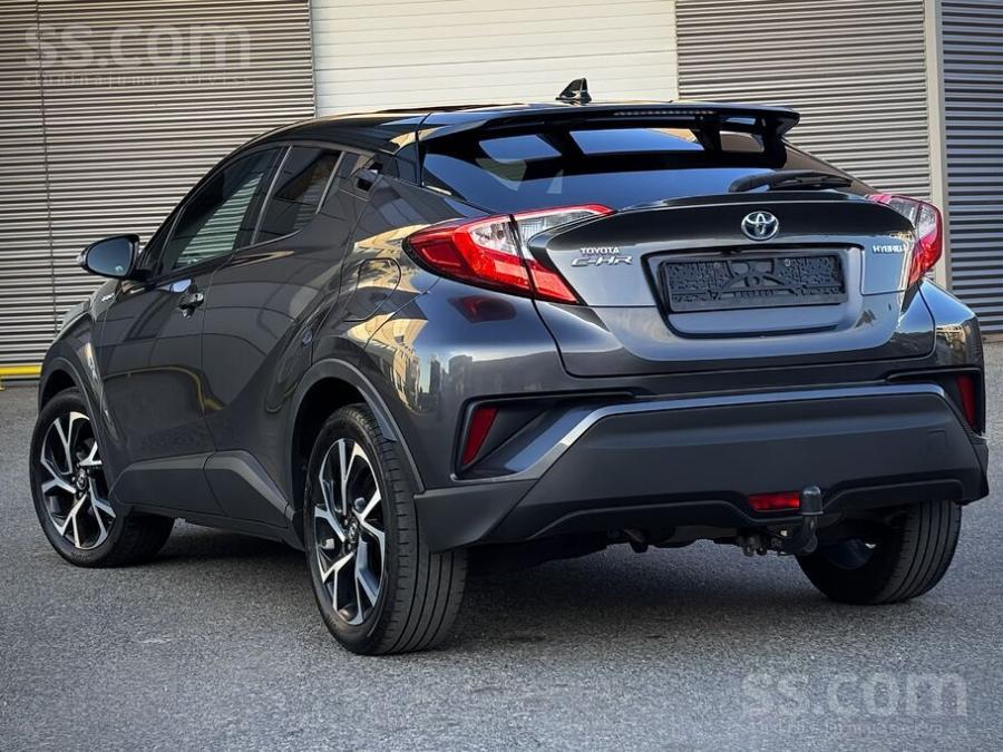 Серый Тойота C-HR 2017 в Рига, объемом двигателя 1.80 л и пробегом 177 тыс. км за 14999 €, фото 5 на AUTOMOTO.COM.LV