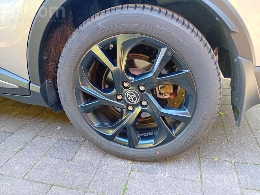 Pelēks Toyota C-HR 2017 Jūrmala, ar dzinēja tilpumu 1.80 L un nobraukumu 89 tūkst. km par 19990 €, foto 6 vietnē AUTOMOTO.COM.LV