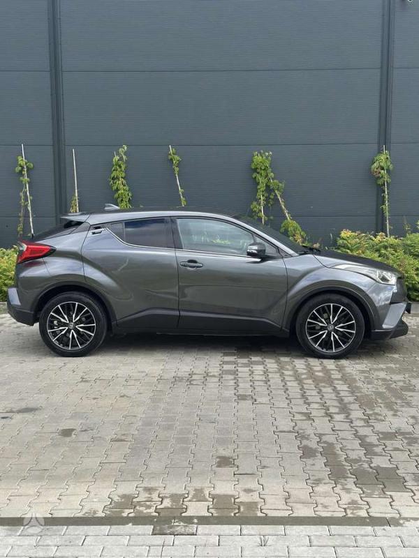 Серый Тойота C-HR 2017 в Вильнюс, объемом двигателя 1.80 л и пробегом 169 тыс. км за 15590 €, фото 6 на AUTOMOTO.COM.LV
