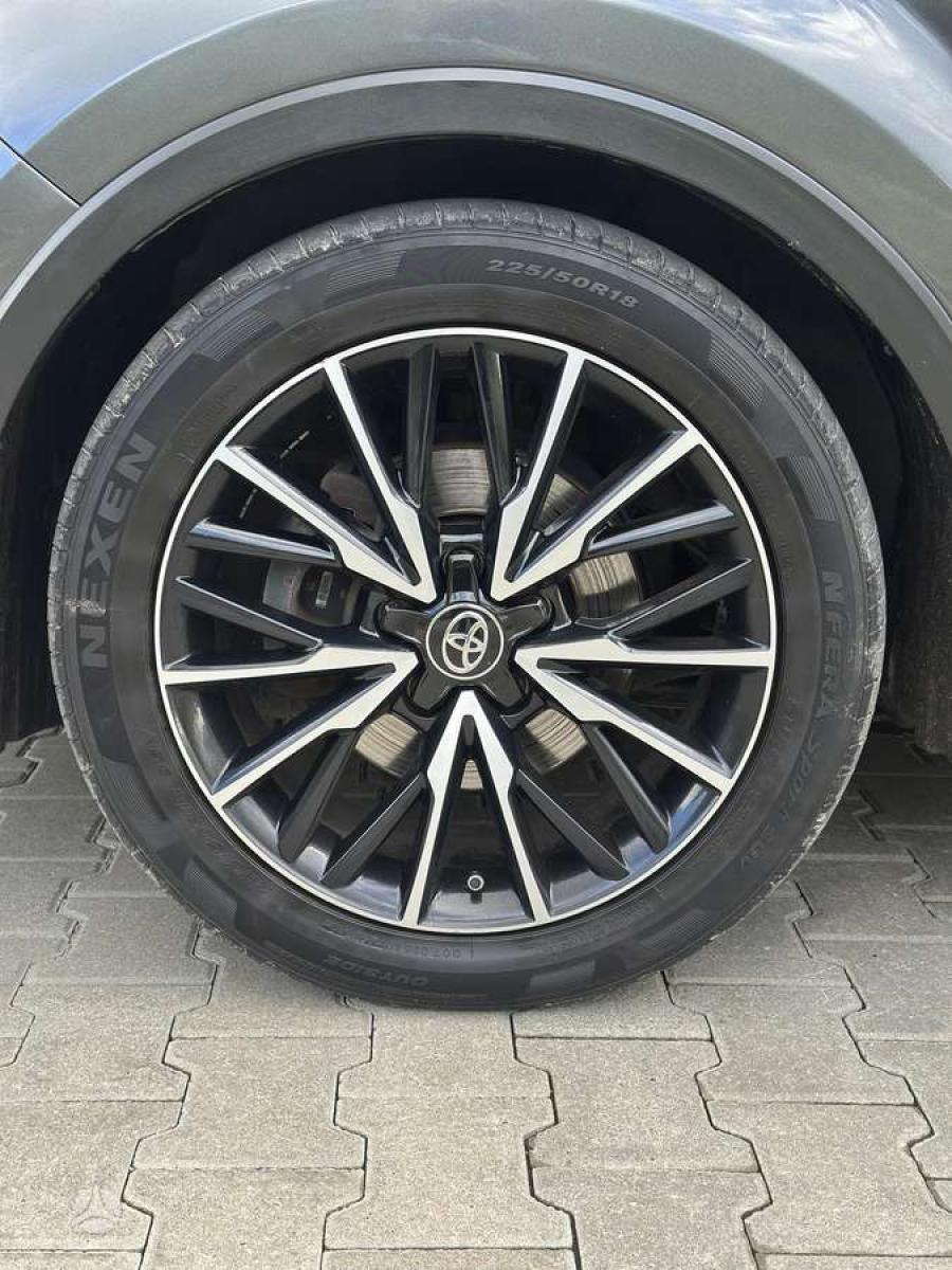 Grey Toyota C-HR 2017 in Vilnius, with an engine capacity of 1.80 L and mileage of 169 thousand km for 15590 €, photo 14 on AUTOMOTO.COM.LV