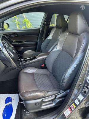 Grey Toyota C-HR 2017 in Vilnius, with an engine capacity of 1.80 L and mileage of 169 thousand km for 15590 €, photo 17 on AUTOMOTO.COM.LV