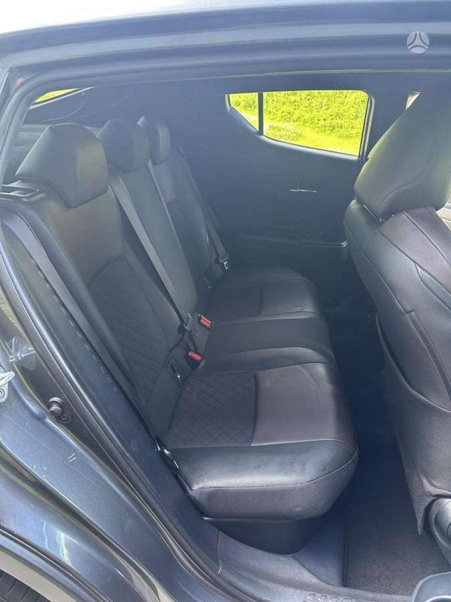 Grey Toyota C-HR 2017 in Vilnius, with an engine capacity of 1.80 L and mileage of 169 thousand km for 15590 €, photo 21 on AUTOMOTO.COM.LV