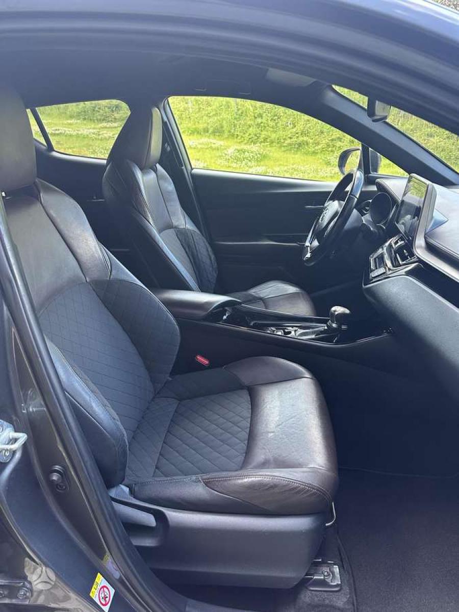 Grey Toyota C-HR 2017 in Vilnius, with an engine capacity of 1.80 L and mileage of 169 thousand km for 15590 €, photo 23 on AUTOMOTO.COM.LV