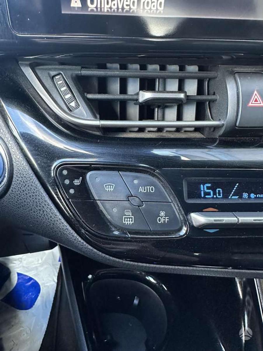 Grey Toyota C-HR 2017 in Vilnius, with an engine capacity of 1.80 L and mileage of 169 thousand km for 15590 €, photo 29 on AUTOMOTO.COM.LV