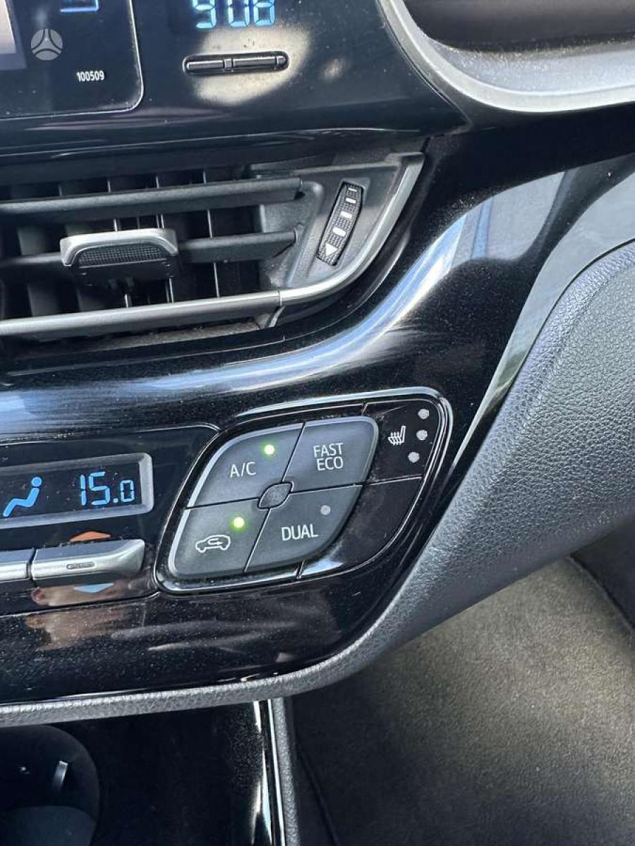 Grey Toyota C-HR 2017 in Vilnius, with an engine capacity of 1.80 L and mileage of 169 thousand km for 15590 €, photo 30 on AUTOMOTO.COM.LV