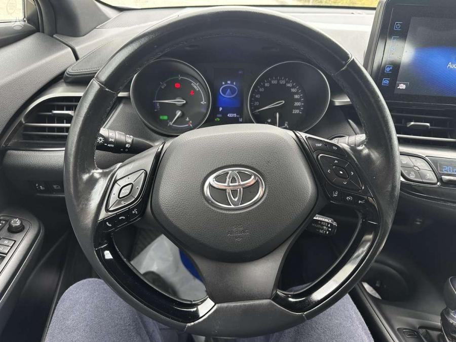 Grey Toyota C-HR 2017 in Vilnius, with an engine capacity of 1.80 L and mileage of 43 thousand km for 17350 €, photo 14 on AUTOMOTO.COM.LV