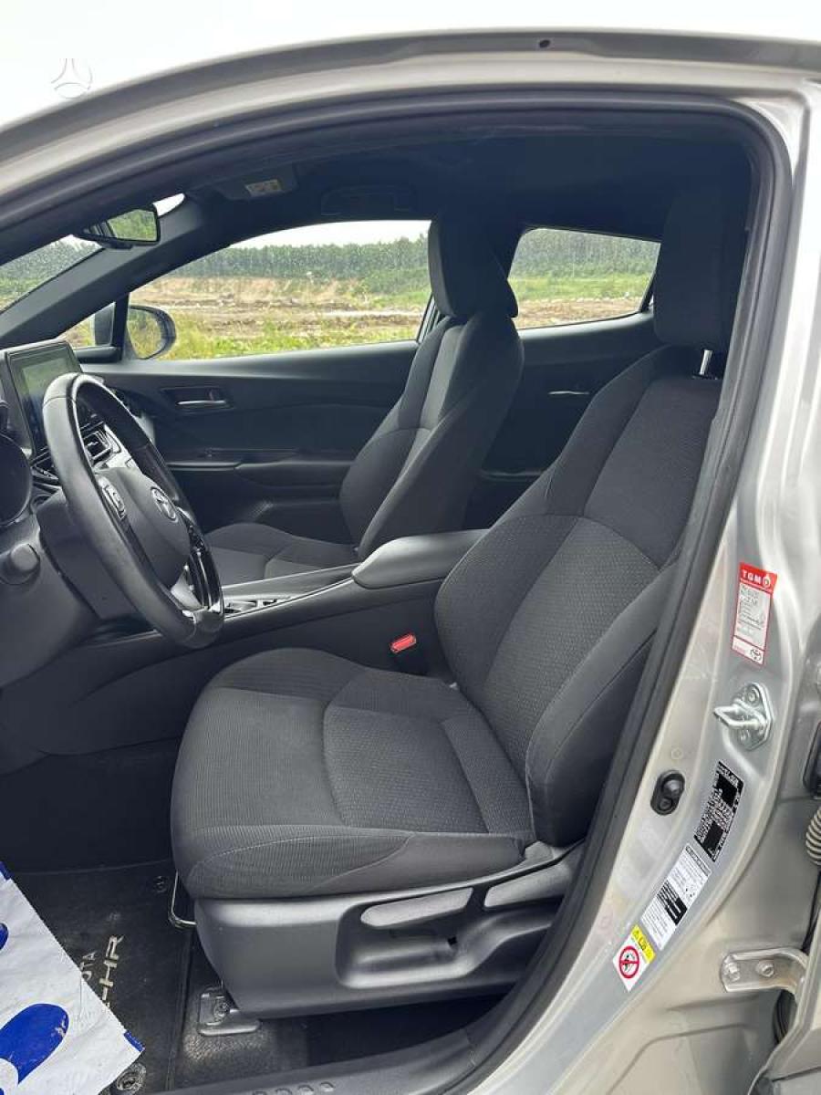Grey Toyota C-HR 2017 in Vilnius, with an engine capacity of 1.80 L and mileage of 43 thousand km for 17350 €, photo 18 on AUTOMOTO.COM.LV
