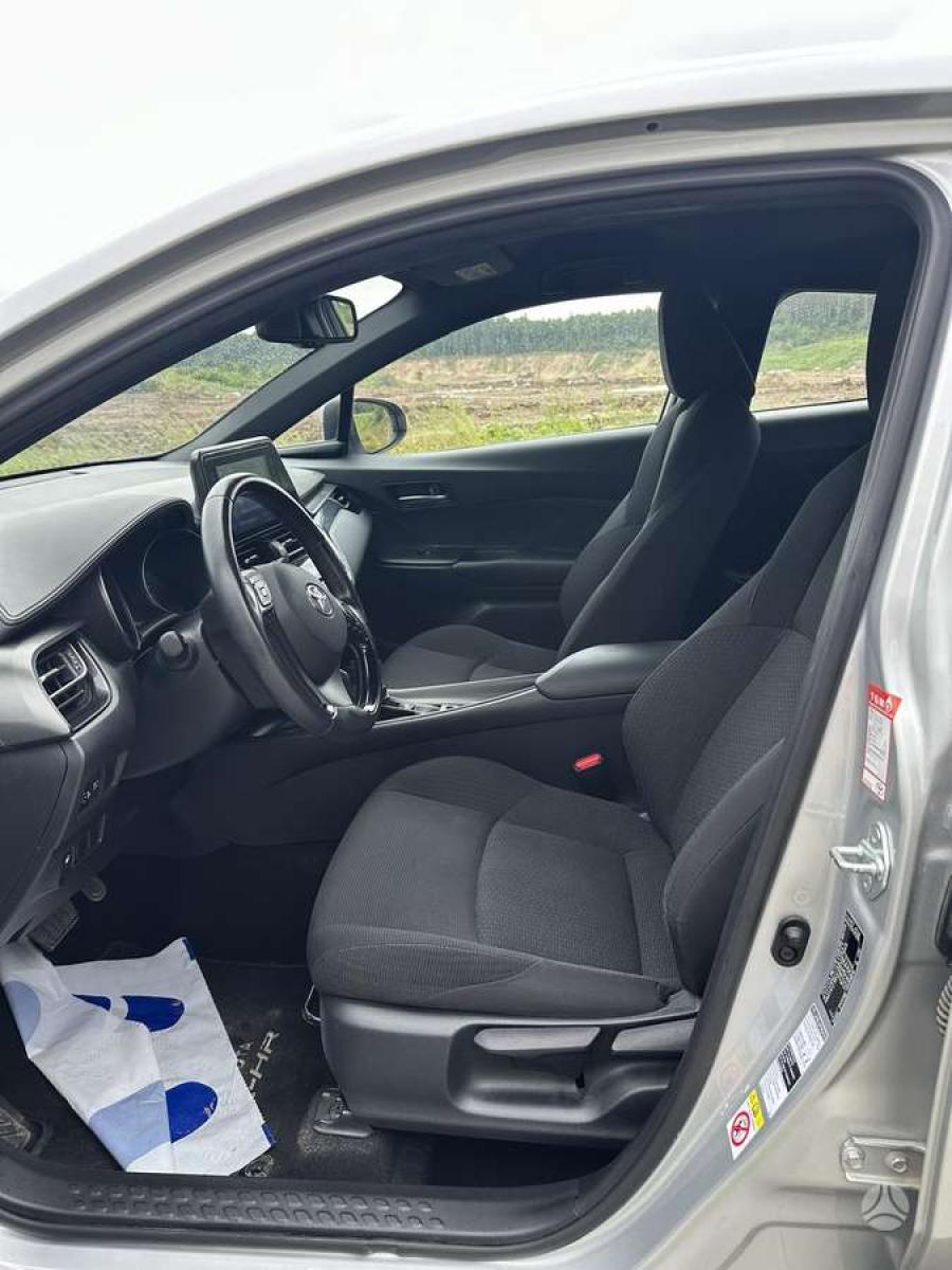 Grey Toyota C-HR 2017 in Vilnius, with an engine capacity of 1.80 L and mileage of 43 thousand km for 17350 €, photo 19 on AUTOMOTO.COM.LV