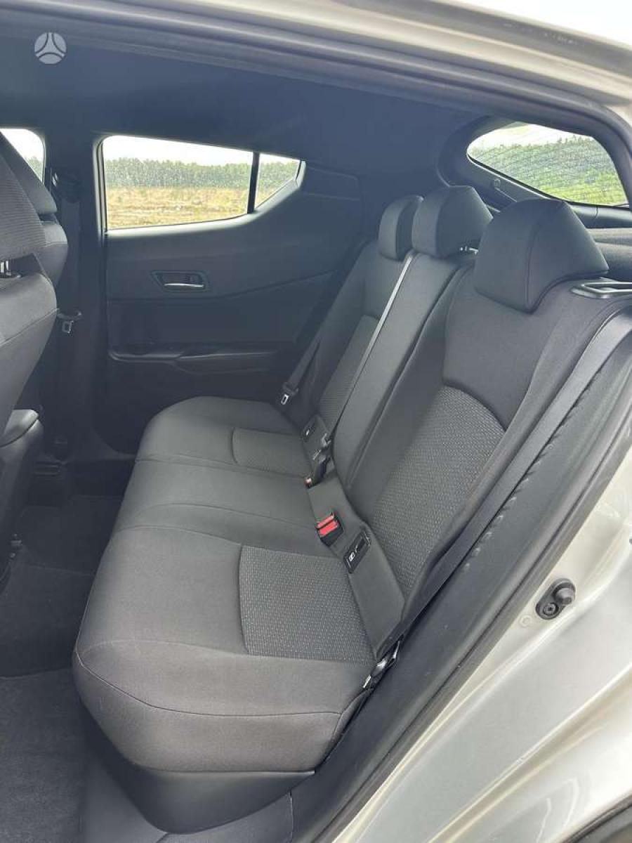 Grey Toyota C-HR 2017 in Vilnius, with an engine capacity of 1.80 L and mileage of 43 thousand km for 17350 €, photo 21 on AUTOMOTO.COM.LV