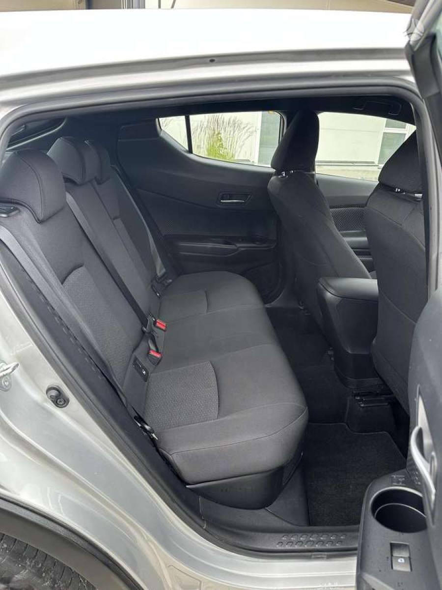 Grey Toyota C-HR 2017 in Vilnius, with an engine capacity of 1.80 L and mileage of 43 thousand km for 17350 €, photo 23 on AUTOMOTO.COM.LV