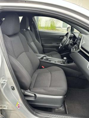 Grey Toyota C-HR 2017 in Vilnius, with an engine capacity of 1.80 L and mileage of 43 thousand km for 17350 €, photo 25 on AUTOMOTO.COM.LV