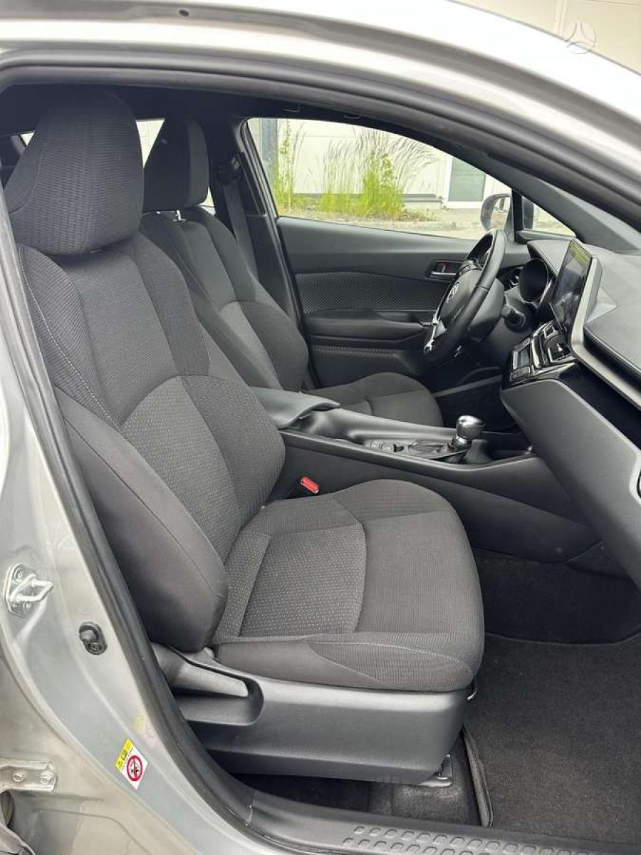 Grey Toyota C-HR 2017 in Vilnius, with an engine capacity of 1.80 L and mileage of 43 thousand km for 17350 €, photo 25 on AUTOMOTO.COM.LV