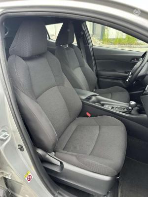Grey Toyota C-HR 2017 in Vilnius, with an engine capacity of 1.80 L and mileage of 43 thousand km for 17350 €, photo 26 on AUTOMOTO.COM.LV