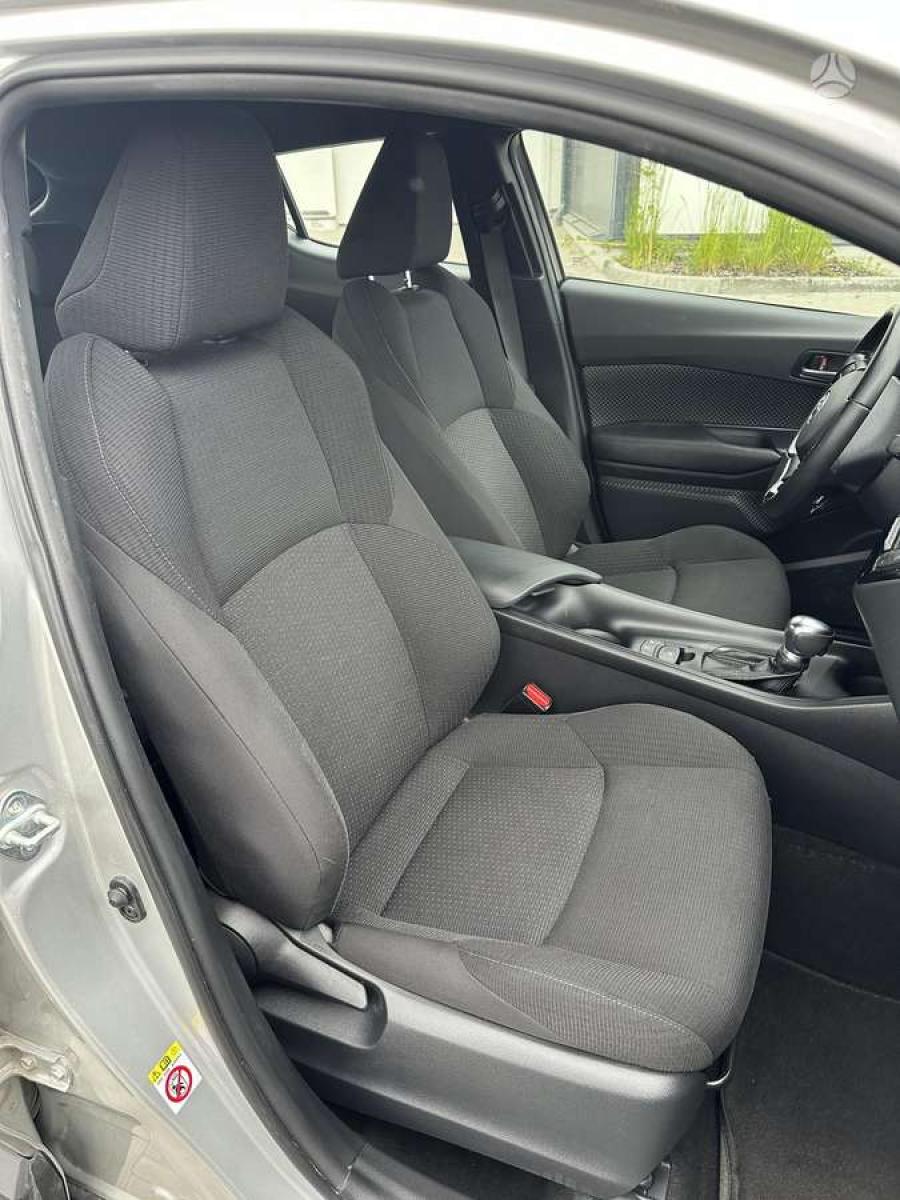 Grey Toyota C-HR 2017 in Vilnius, with an engine capacity of 1.80 L and mileage of 43 thousand km for 17350 €, photo 26 on AUTOMOTO.COM.LV