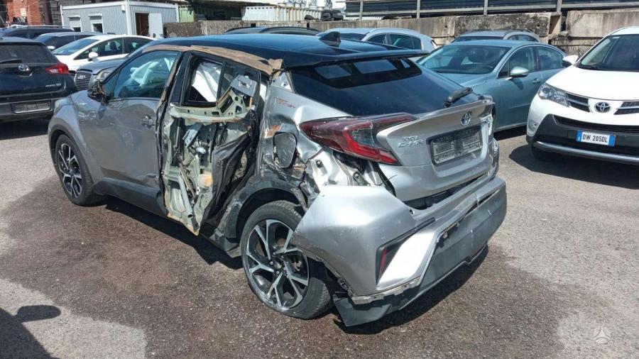 Серый Тойота C-HR 2017 в Паневежис, объемом двигателя 1.80 л и пробегом 62 тыс. км за 9999 €, фото 18 на AUTOMOTO.COM.LV