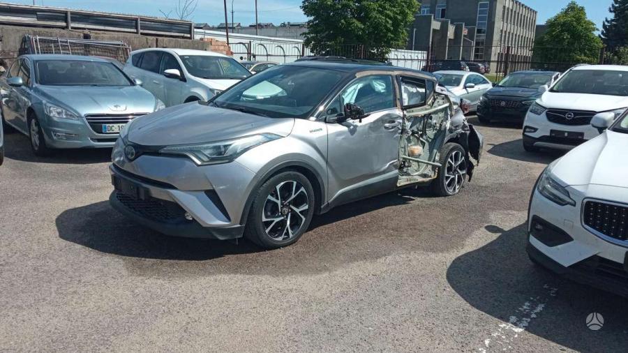 Серый Тойота C-HR 2017 в Паневежис, объемом двигателя 1.80 л и пробегом 62 тыс. км за 9999 €, фото 26 на AUTOMOTO.COM.LV