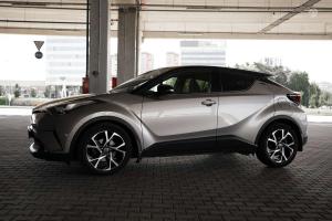 Grey Toyota C-HR 2017 in Vilnius, with an engine capacity of 1.80 L and mileage of 110 thousand km for 18199 €, photo  on AUTOMOTO.COM.LV