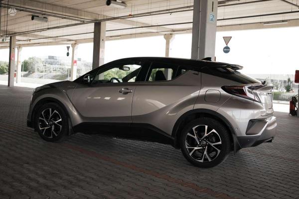 Серый Тойота C-HR 2017 в Вильнюс, объемом двигателя 1.80 л и пробегом 110 тыс. км за 18199 €, фото 2 на AUTOMOTO.COM.LV