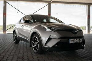 Серый Тойота C-HR 2017 в Вильнюс, объемом двигателя 1.80 л и пробегом 110 тыс. км за 18199 €, фото 4 на AUTOMOTO.COM.LV