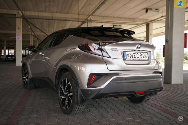 Серый Тойота C-HR 2017 в Вильнюс, объемом двигателя 1.80 л и пробегом 110 тыс. км за 18199 €, фото 5 на AUTOMOTO.COM.LV