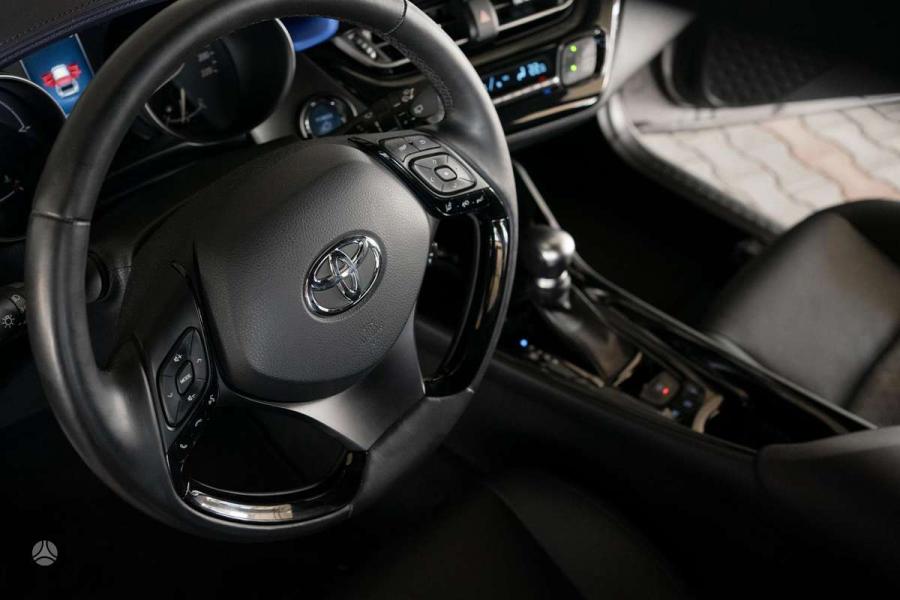 Серый Тойота C-HR 2017 в Вильнюс, объемом двигателя 1.80 л и пробегом 110 тыс. км за 18199 €, фото 11 на AUTOMOTO.COM.LV