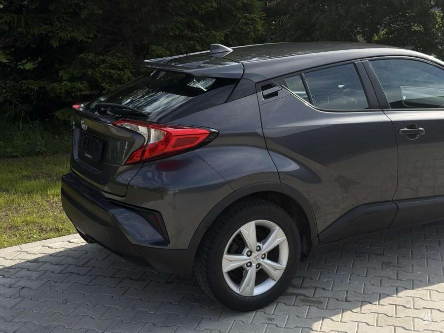 Grey Toyota C-HR 2017 in Utena, with an engine capacity of 1.20 L and mileage of 162 thousand km for 11600 €, photo 25 on AUTOMOTO.COM.LV