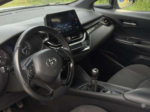 Grey Toyota C-HR 2017 in Utena, with an engine capacity of 1.20 L and mileage of 162 thousand km for 11600 €, photo 27 on AUTOMOTO.COM.LV