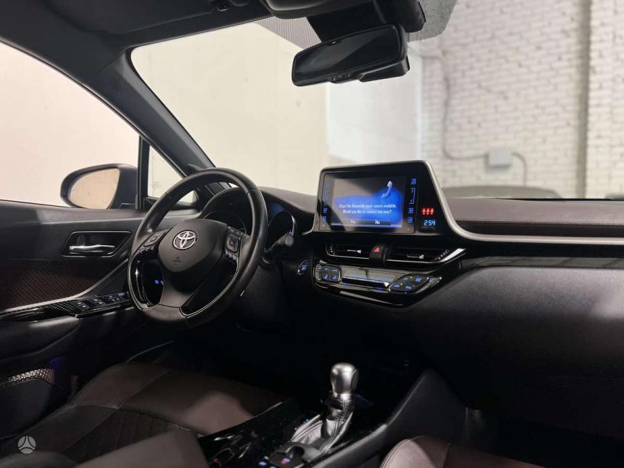 Серый Тойота C-HR 2017 в Клайпеда, объемом двигателя 1.80 л и пробегом 205 тыс. км за 15990 €, фото 27 на AUTOMOTO.COM.LV