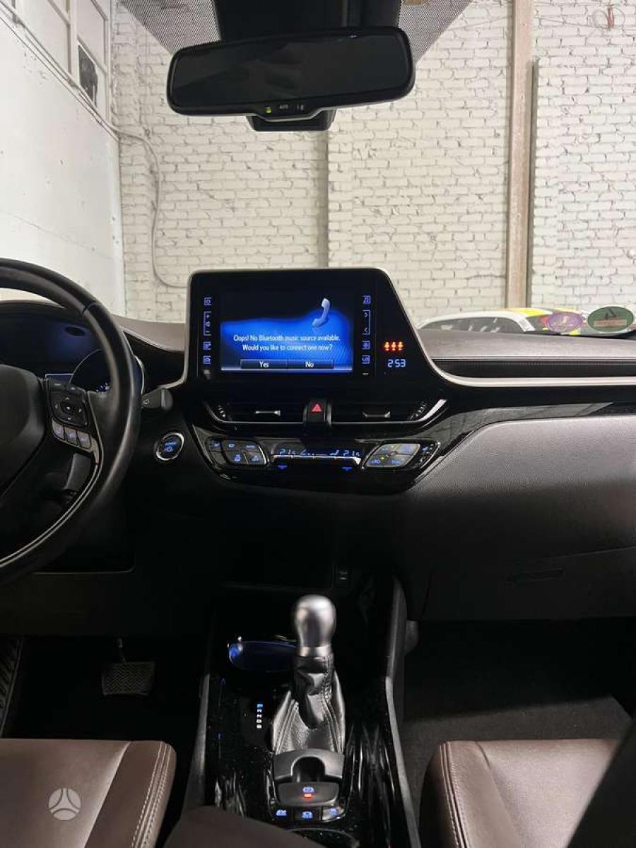 Серый Тойота C-HR 2017 в Клайпеда, объемом двигателя 1.80 л и пробегом 205 тыс. км за 15990 €, фото 31 на AUTOMOTO.COM.LV