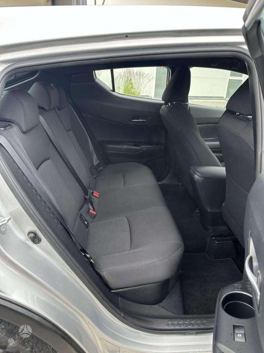 Pelēks Toyota C-HR 2017 Viļņa, ar dzinēja tilpumu 1.80 L un nobraukumu 43 tūkst. km par 17350 €, foto 23 vietnē AUTOMOTO.COM.LV