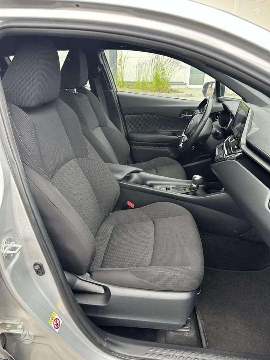Pelēks Toyota C-HR 2017 Viļņa, ar dzinēja tilpumu 1.80 L un nobraukumu 43 tūkst. km par 17350 €, foto 25 vietnē AUTOMOTO.COM.LV