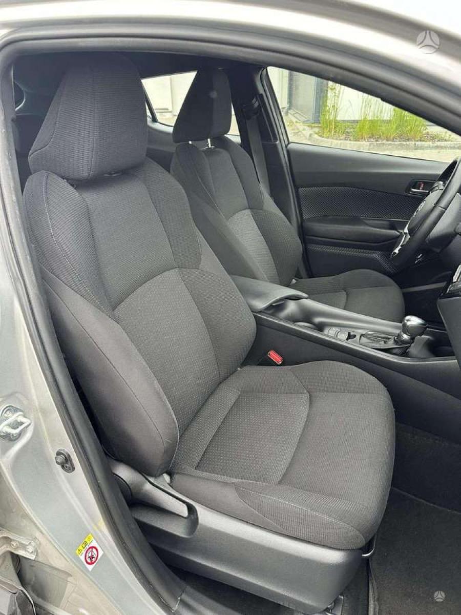 Pelēks Toyota C-HR 2017 Viļņa, ar dzinēja tilpumu 1.80 L un nobraukumu 43 tūkst. km par 17350 €, foto 26 vietnē AUTOMOTO.COM.LV