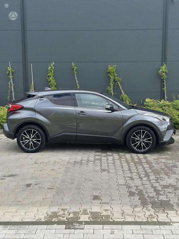 Серый Тойота C-HR 2017 в Вильнюс, объемом двигателя 1.80 л и пробегом 169 тыс. км за 15590 €, фото 6 на AUTOMOTO.COM.LV