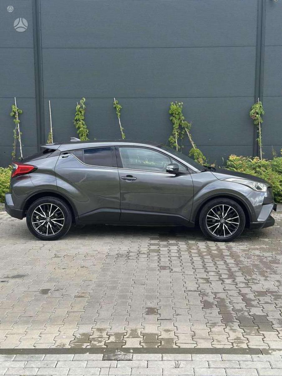 Pelēks Toyota C-HR 2017 Viļņa, ar dzinēja tilpumu 1.80 L un nobraukumu 169 tūkst. km par 15590 €, foto 7 vietnē AUTOMOTO.COM.LV