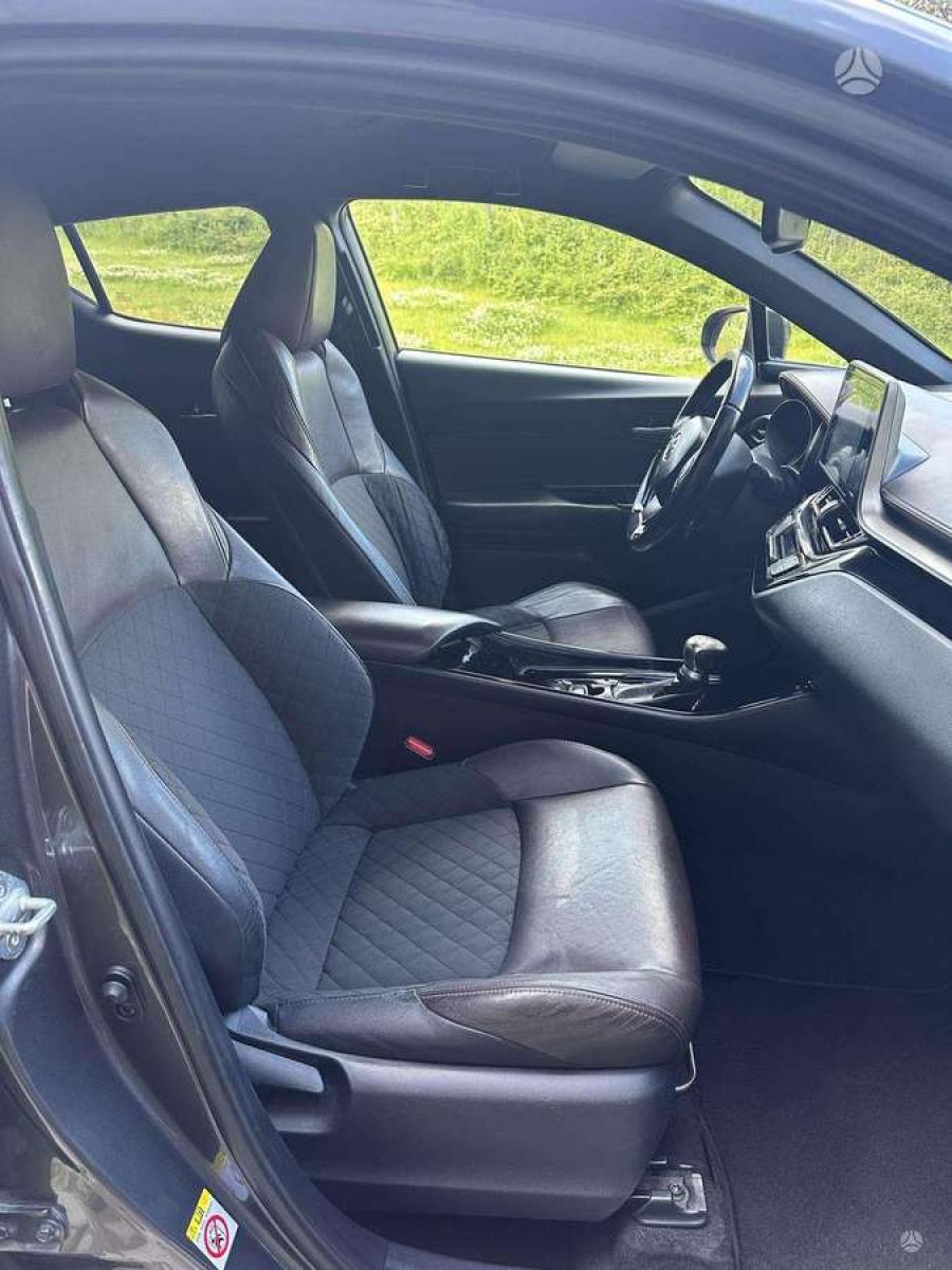 Pelēks Toyota C-HR 2017 Viļņa, ar dzinēja tilpumu 1.80 L un nobraukumu 169 tūkst. km par 15590 €, foto 23 vietnē AUTOMOTO.COM.LV