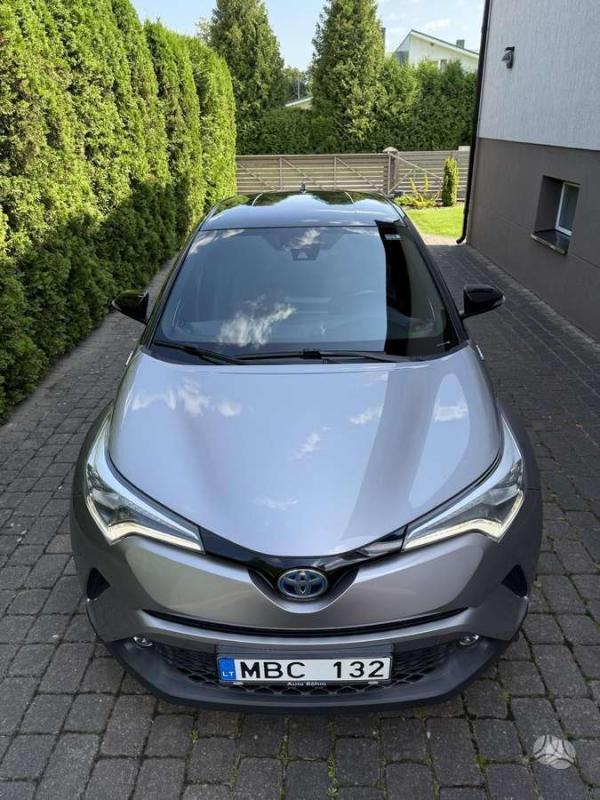 Grey Toyota C-HR 2017 in Ukmerge, with an engine capacity of 1.80 L and mileage of 91 thousand km for 18000 €, photo 2 on AUTOMOTO.COM.LV