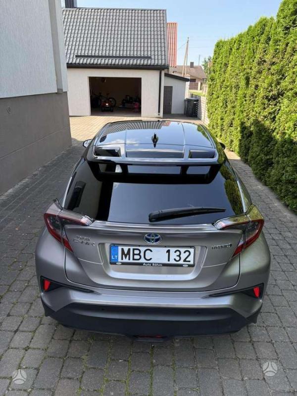 Grey Toyota C-HR 2017 in Ukmerge, with an engine capacity of 1.80 L and mileage of 91 thousand km for 18000 €, photo 6 on AUTOMOTO.COM.LV