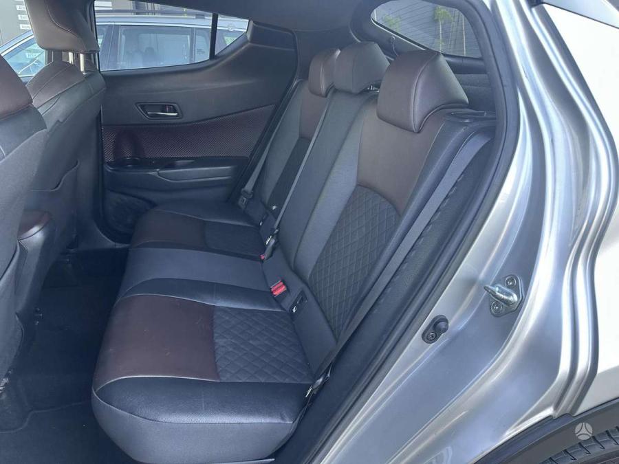 Pelēks Toyota C-HR 2017 Viļņa, ar dzinēja tilpumu 1.80 L un nobraukumu 158 tūkst. km par 15950 €, foto 25 vietnē AUTOMOTO.COM.LV