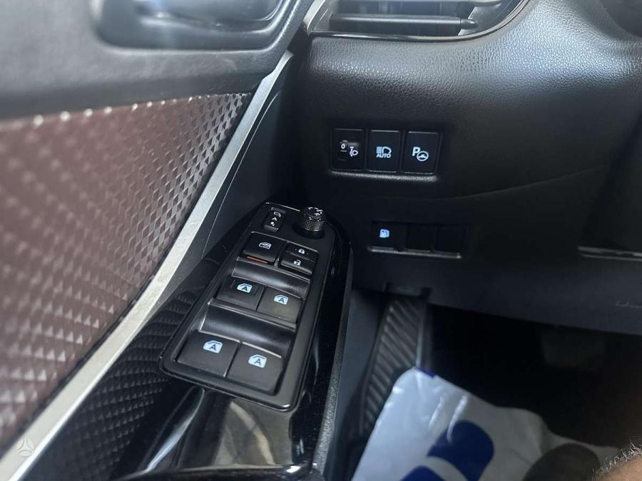 Pelēks Toyota C-HR 2017 Viļņa, ar dzinēja tilpumu 1.80 L un nobraukumu 158 tūkst. km par 15950 €, foto 35 vietnē AUTOMOTO.COM.LV
