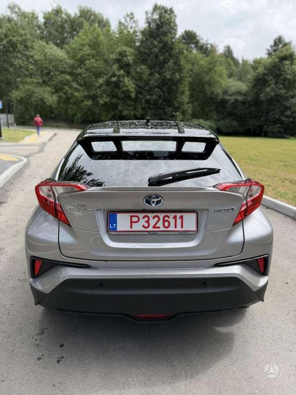 Grey Toyota C-HR 2017 in Vilnius, with an engine capacity of 1.80 L and mileage of 190 thousand km for 15500 €, photo 4 on AUTOMOTO.COM.LV